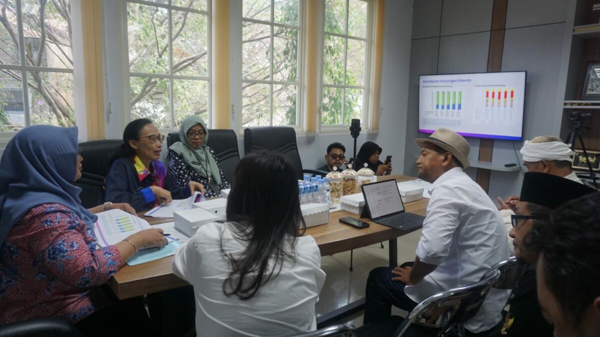 Sam HC-Ganis Rumpoko Datangi Kantor Bappeda Kota Malang - Nanyak.com